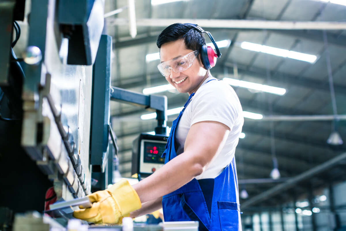 Boosting Employee Engagement and Retention in Manufacturing - DecisionWise